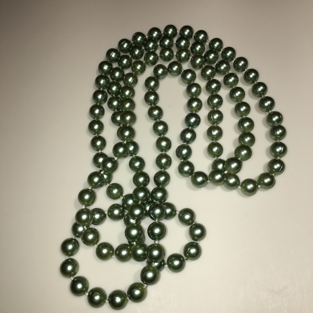 1960's Vintage Long Green Strand Beads Necklace - Gem